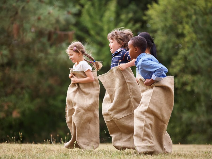 Ideas para jugar en la naturaleza con niños y niñas - ALDI