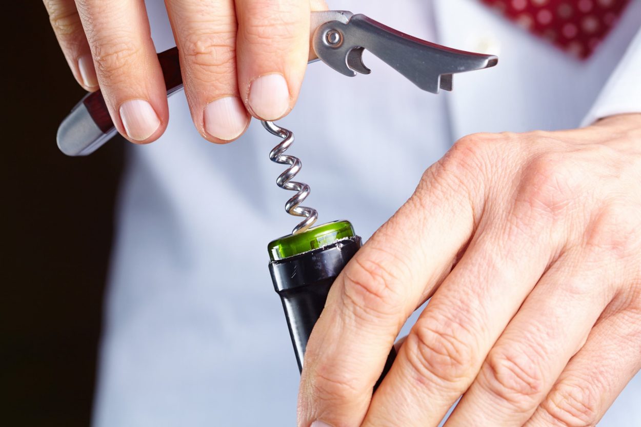 Cómo abrir una botella de vino con y sin abridor - ALDI