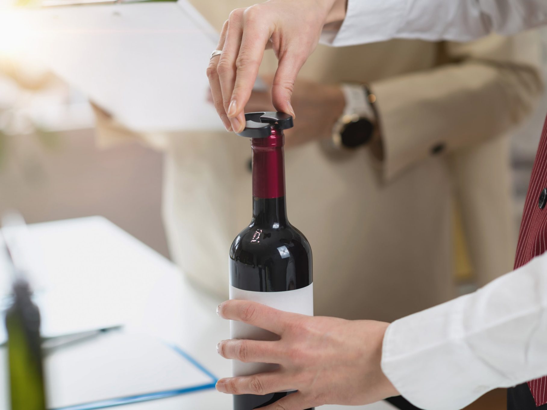 Cómo abrir una botella de vino con y sin abridor - ALDI