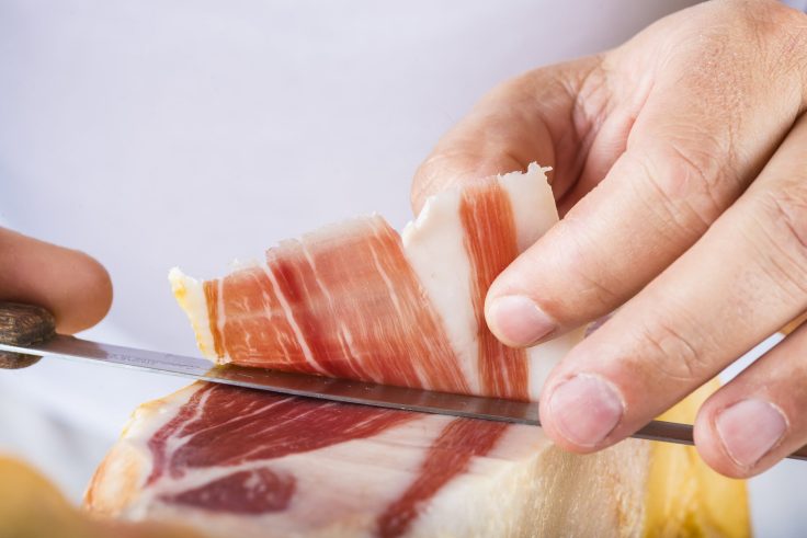 Cómo colocar, empezar y cortar un jamón en casa - ALDI
