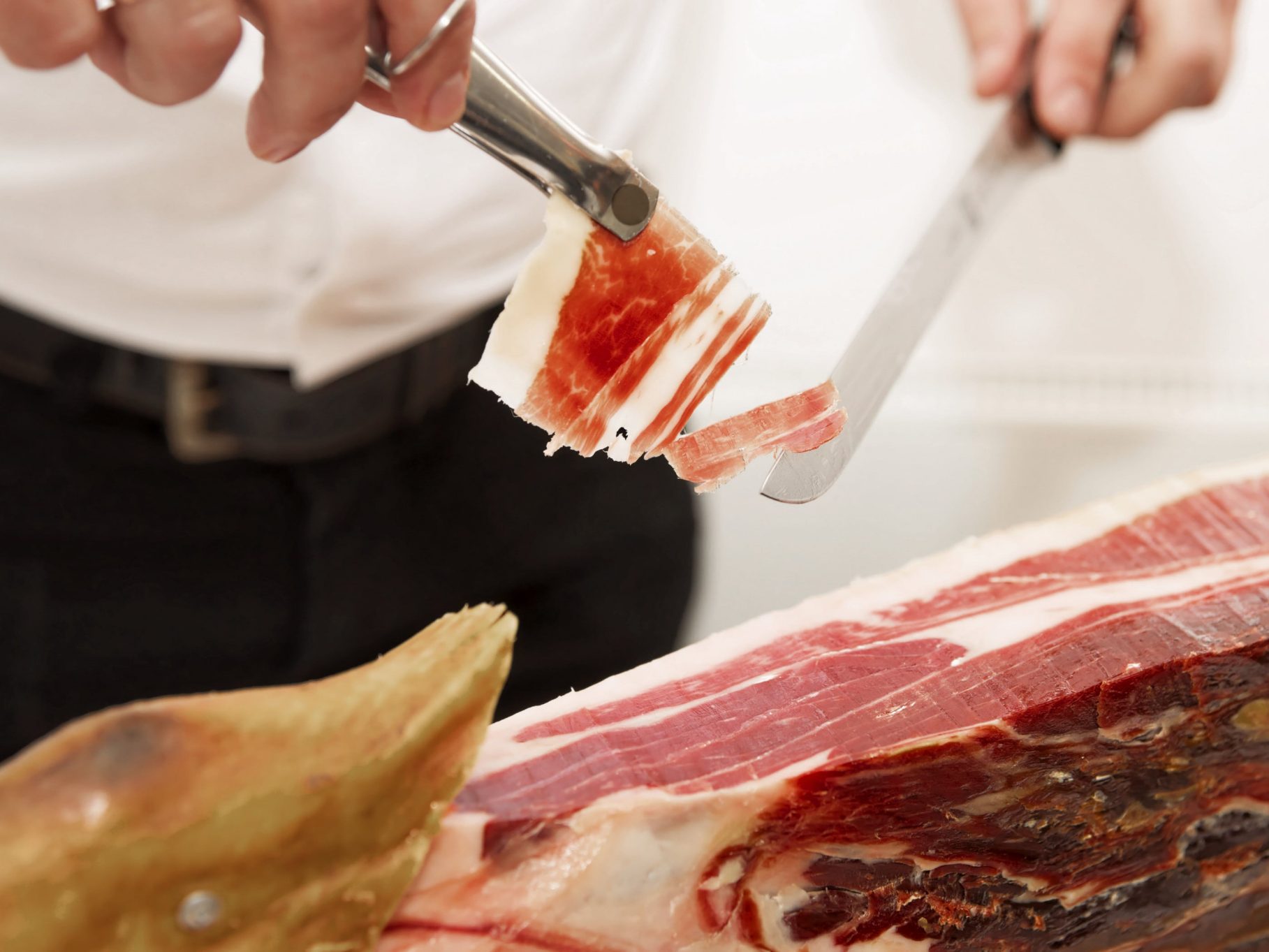 Cómo colocar, empezar y cortar un jamón en casa - ALDI