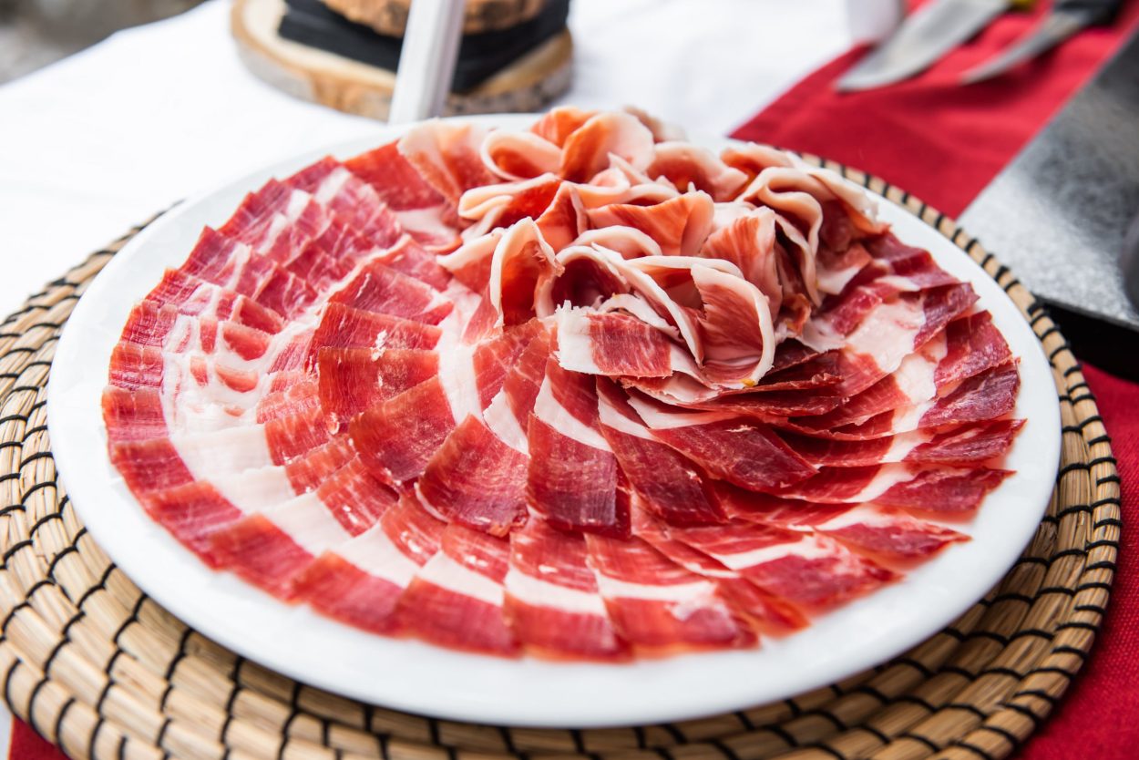 Cómo colocar, empezar y cortar un jamón en casa - ALDI
