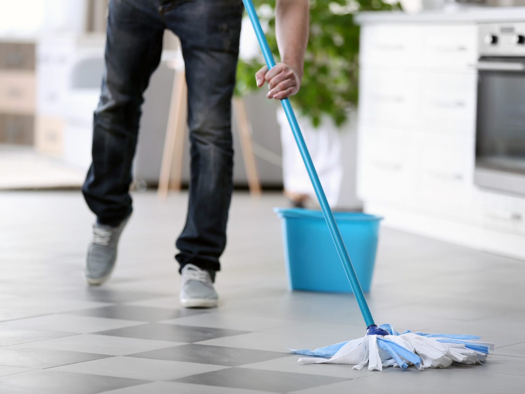 Cómo fregar y limpiar diferentes tipos de suelo - ALDI